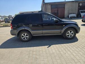 Black Kia Sorento 2005 in Vilnius, with an engine capacity of 2.50 L and mileage of 226 thousand km for 1850 €, photo 4 on AUTOMOTO.COM.LV