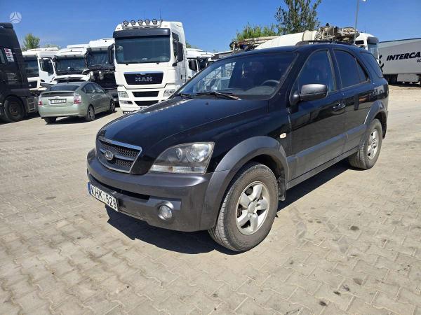 Black Kia Sorento 2005 in Vilnius, with an engine capacity of 2.50 L and mileage of 226 thousand km for 1850 €, photo 4 on AUTOMOTO.COM.LV