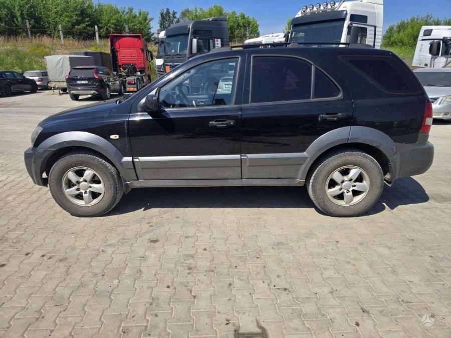 Black Kia Sorento 2005 in Vilnius, with an engine capacity of 2.50 L and mileage of 226 thousand km for 1850 €, photo 6 on AUTOMOTO.COM.LV