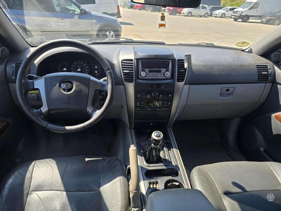 Black Kia Sorento 2005 in Vilnius, with an engine capacity of 2.50 L and mileage of 226 thousand km for 1850 €, photo 8 on AUTOMOTO.COM.LV