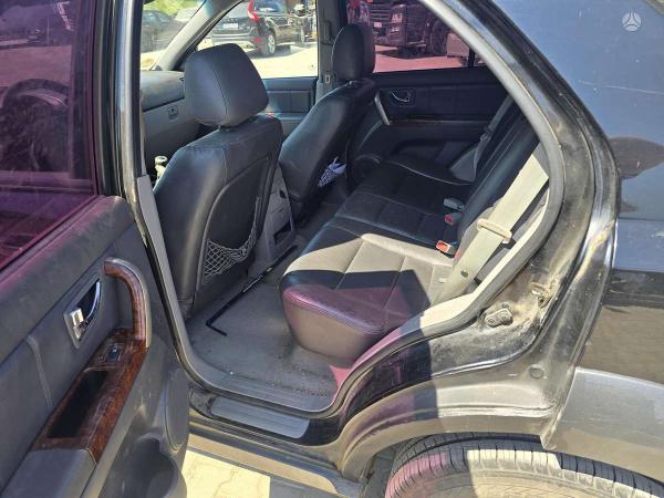 Black Kia Sorento 2005 in Vilnius, with an engine capacity of 2.50 L and mileage of 226 thousand km for 1850 €, photo 8 on AUTOMOTO.COM.LV