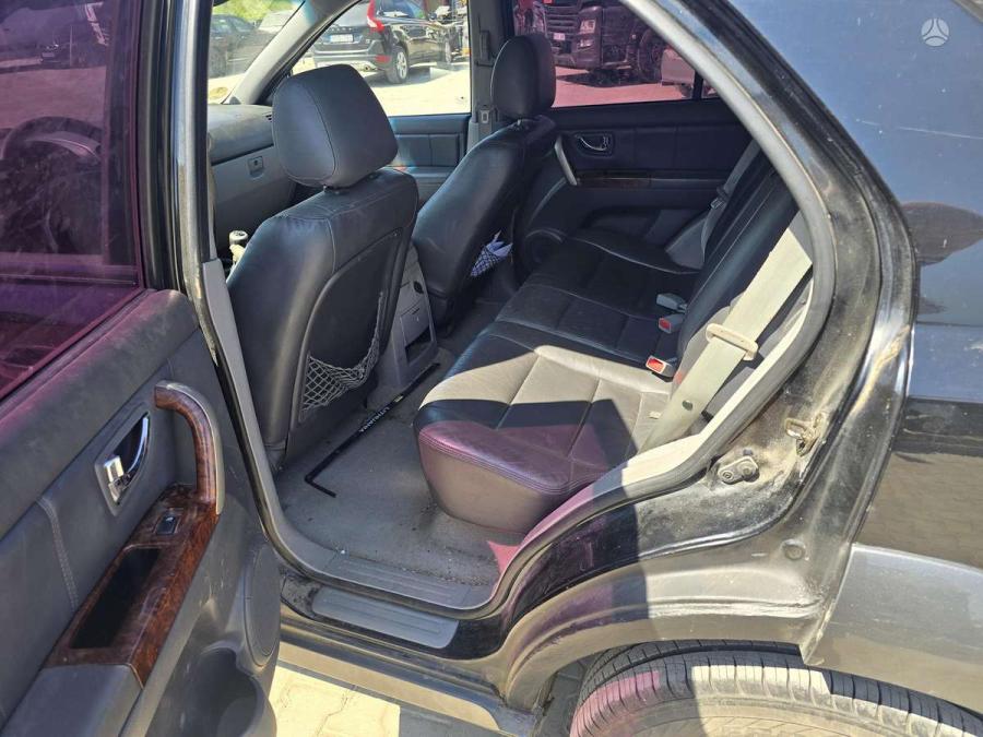 Black Kia Sorento 2005 in Vilnius, with an engine capacity of 2.50 L and mileage of 226 thousand km for 1850 €, photo 9 on AUTOMOTO.COM.LV