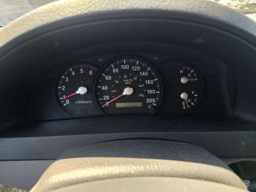 Black Kia Sorento 2005 in Vilnius, with an engine capacity of 2.50 L and mileage of 226 thousand km for 1850 €, photo 12 on AUTOMOTO.COM.LV