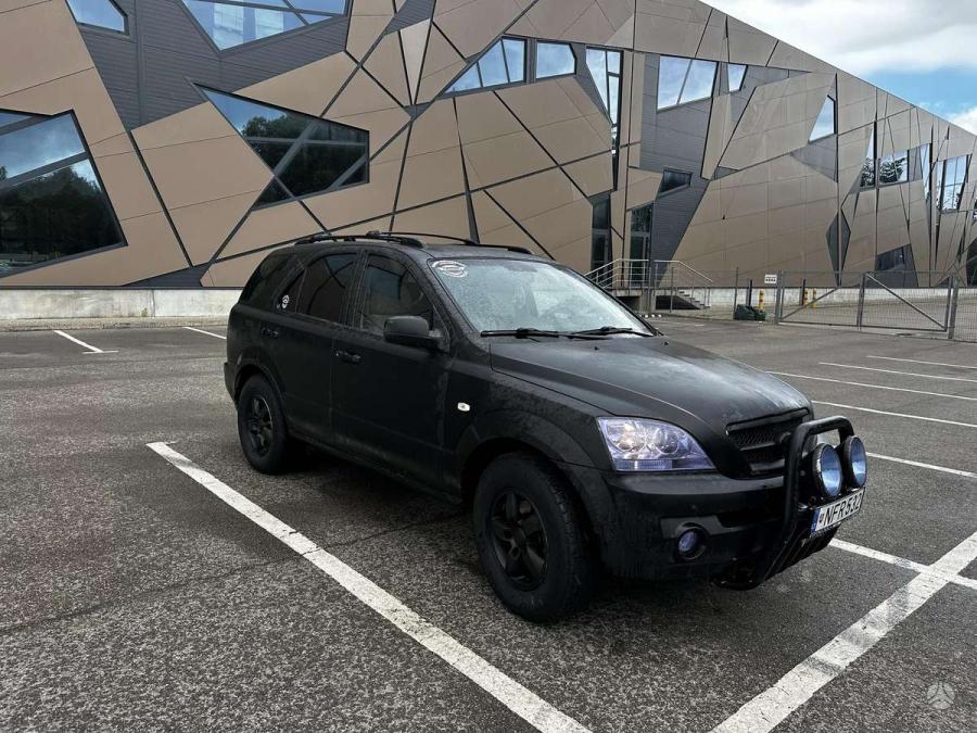 Black Kia Sorento 2005 in Siauliai, with an engine capacity of 3.50 L and mileage of 147 thousand km for 2350 €, photo 1 on AUTOMOTO.COM.LV