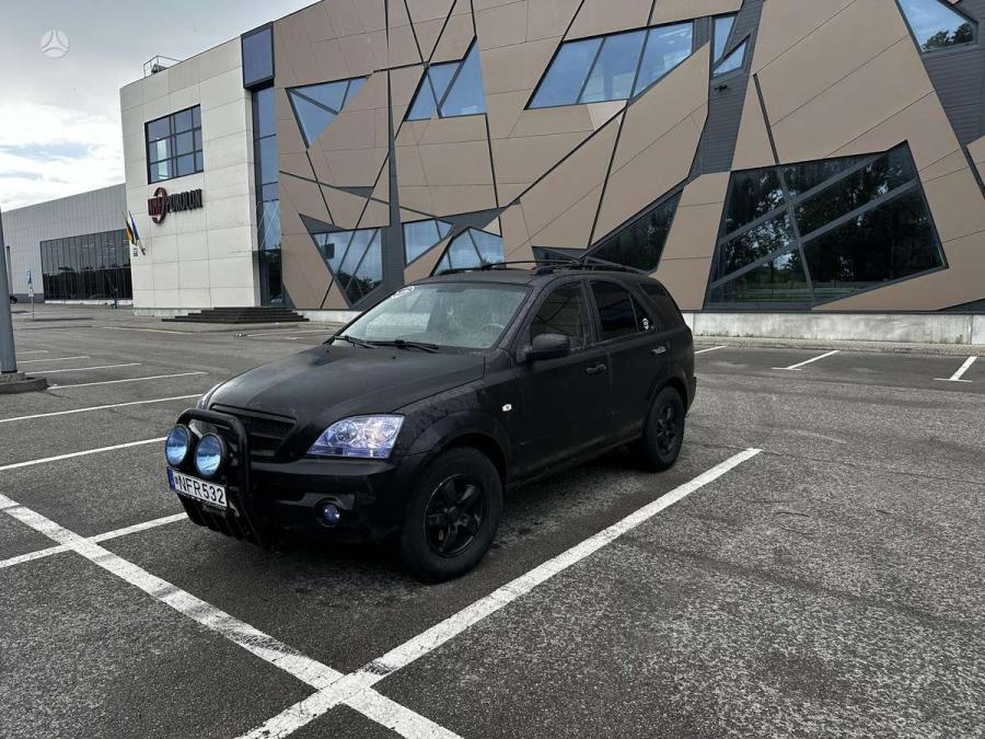 Black Kia Sorento 2005 in Siauliai, with an engine capacity of 3.50 L and mileage of 147 thousand km for 2350 €, photo 3 on AUTOMOTO.COM.LV
