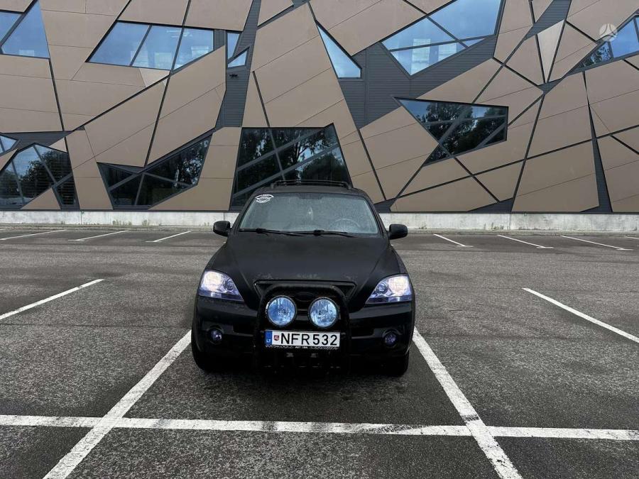 Black Kia Sorento 2005 in Siauliai, with an engine capacity of 3.50 L and mileage of 147 thousand km for 2350 €, photo 4 on AUTOMOTO.COM.LV