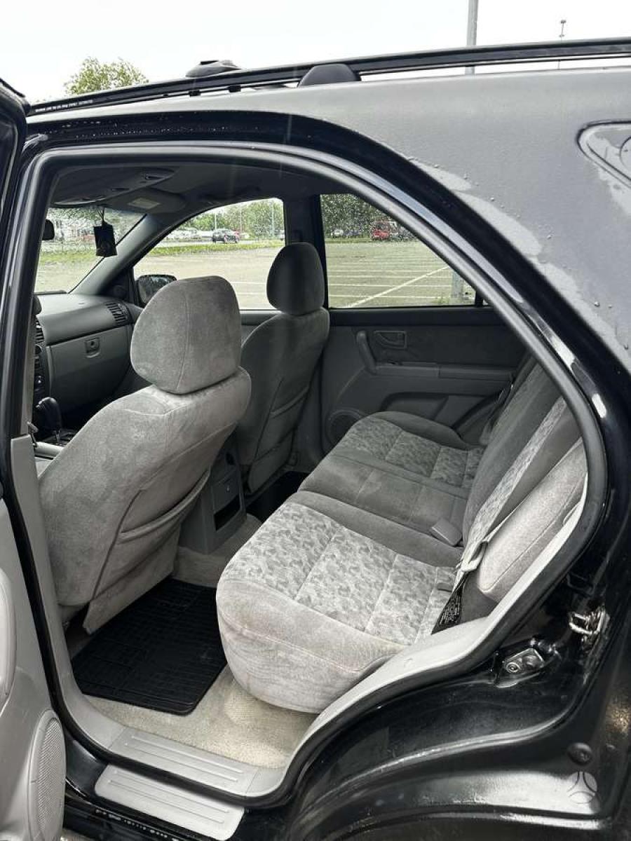 Black Kia Sorento 2005 in Siauliai, with an engine capacity of 3.50 L and mileage of 147 thousand km for 2350 €, photo 11 on AUTOMOTO.COM.LV