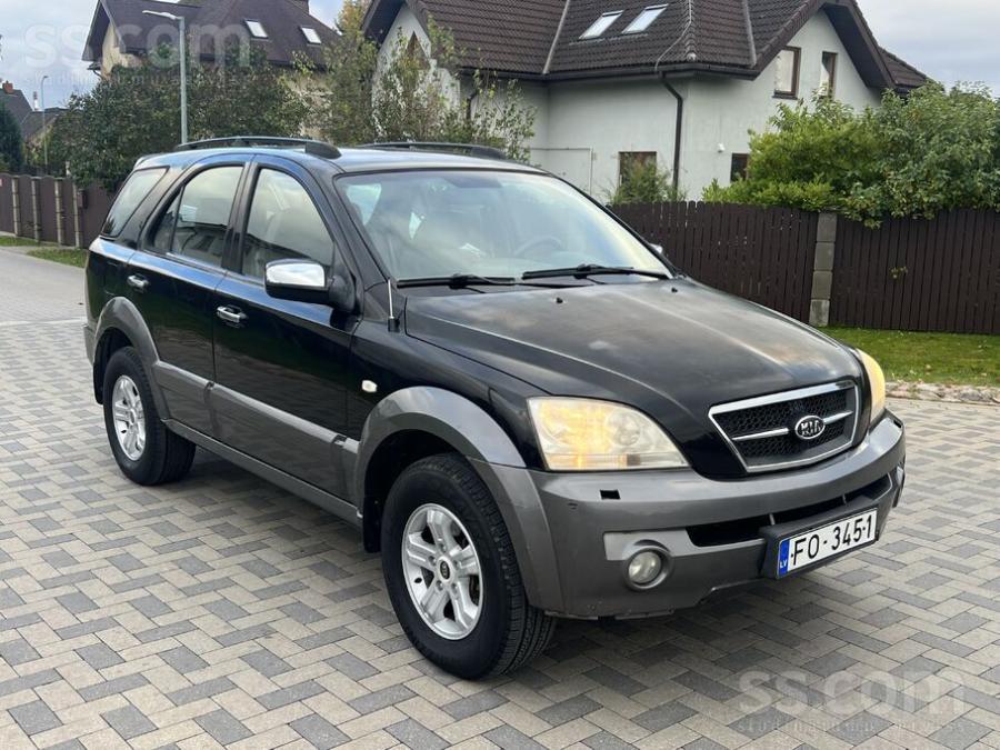 Black Kia Sorento 2005 in Riga, with an engine capacity of 2.40 L and mileage of 204 thousand km for 2250 €, photo 1 on AUTOMOTO.COM.LV