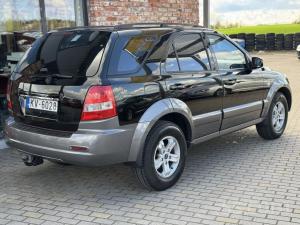 Black Kia Sorento 2006 in Talsi, with an engine capacity of 2.50 L and mileage of 285 thousand km for 3500 €, photo 3 on AUTOMOTO.COM.LV