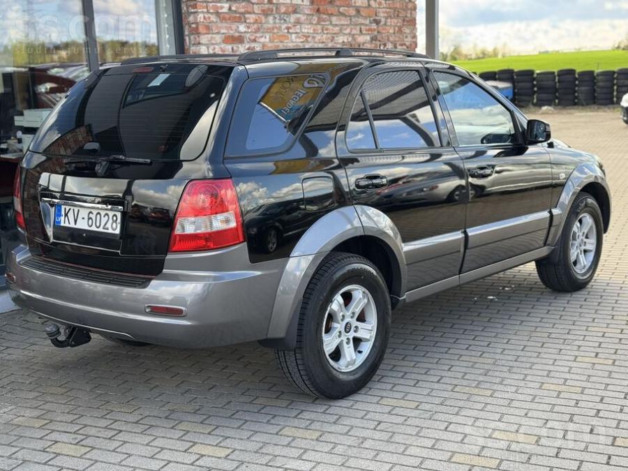 Black Kia Sorento 2006 in Talsi, with an engine capacity of 2.50 L and mileage of 285 thousand km for 3500 €, photo 3 on AUTOMOTO.COM.LV