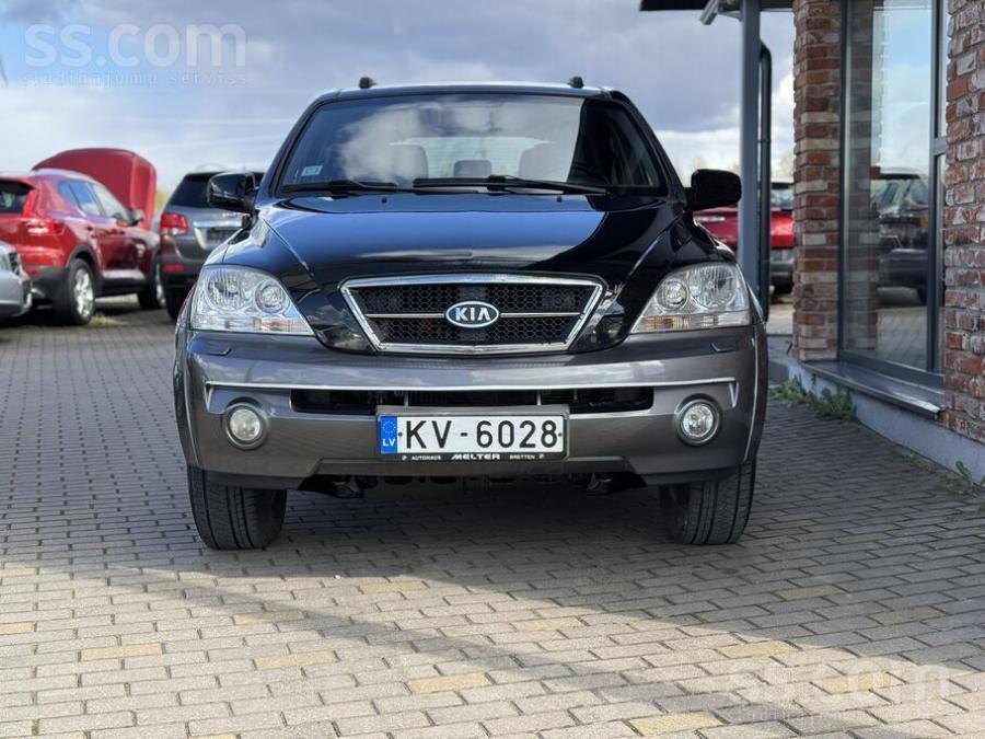 Black Kia Sorento 2006 in Talsi, with an engine capacity of 2.50 L and mileage of 285 thousand km for 3500 €, photo 4 on AUTOMOTO.COM.LV