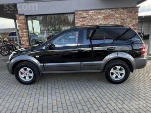 Black Kia Sorento 2006 in Talsi, with an engine capacity of 2.50 L and mileage of 285 thousand km for 3500 €, photo 16 on AUTOMOTO.COM.LV