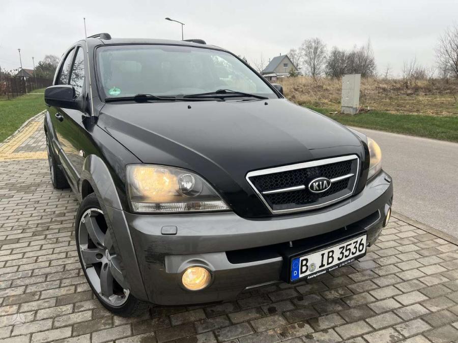 Black Kia Sorento 2006 in Birstonas, with an engine capacity of 2.50 L and mileage of 210 thousand km for 2650 €, photo 1 on AUTOMOTO.COM.LV