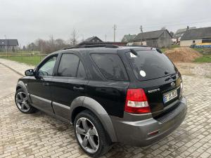 Black Kia Sorento 2006 in Birstonas, with an engine capacity of 2.50 L and mileage of 210 thousand km for 2650 €, photo 3 on AUTOMOTO.COM.LV
