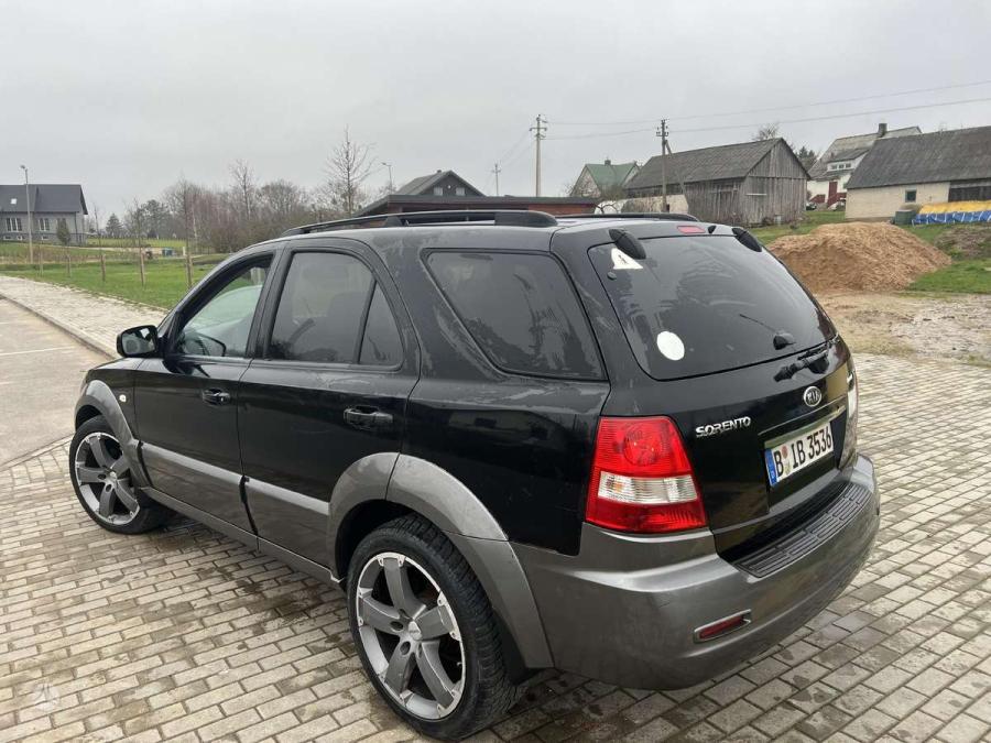 Black Kia Sorento 2006 in Birstonas, with an engine capacity of 2.50 L and mileage of 210 thousand km for 2650 €, photo 3 on AUTOMOTO.COM.LV