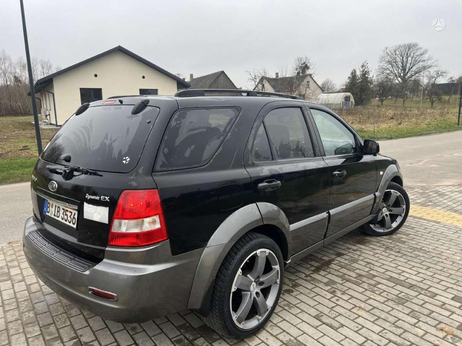 Black Kia Sorento 2006 in Birstonas, with an engine capacity of 2.50 L and mileage of 210 thousand km for 2650 €, photo 4 on AUTOMOTO.COM.LV