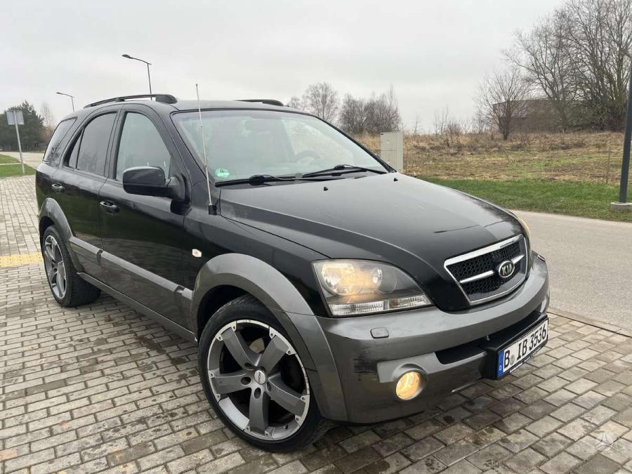 Black Kia Sorento 2006 in Birstonas, with an engine capacity of 2.50 L and mileage of 210 thousand km for 2650 €, photo 5 on AUTOMOTO.COM.LV