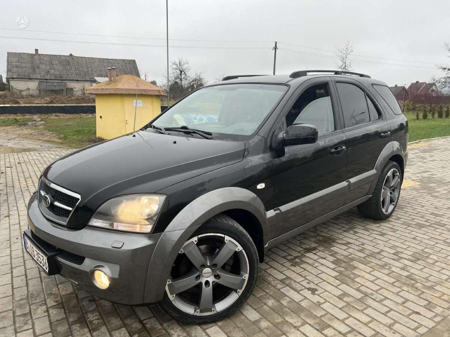 Black Kia Sorento 2006 in Birstonas, with an engine capacity of 2.50 L and mileage of 210 thousand km for 2650 €, photo 6 on AUTOMOTO.COM.LV