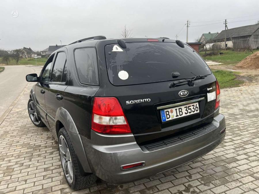 Black Kia Sorento 2006 in Birstonas, with an engine capacity of 2.50 L and mileage of 210 thousand km for 2650 €, photo 7 on AUTOMOTO.COM.LV