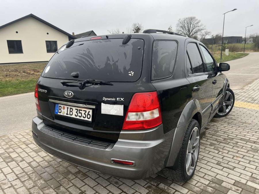 Black Kia Sorento 2006 in Birstonas, with an engine capacity of 2.50 L and mileage of 210 thousand km for 2650 €, photo 8 on AUTOMOTO.COM.LV