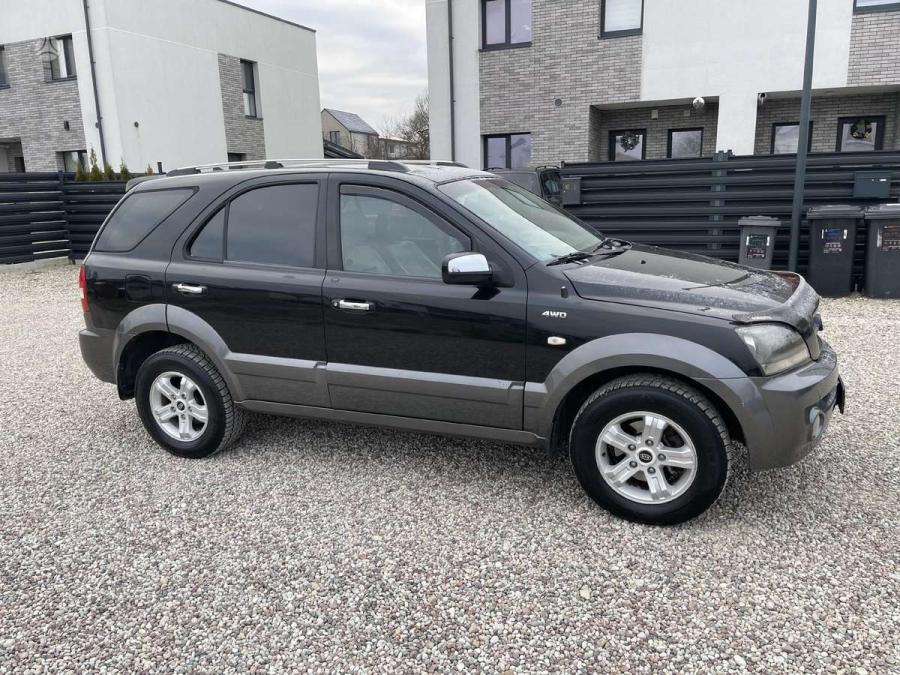 Black Kia Sorento 2006 in Vilnius, with an engine capacity of 2.50 L and mileage of 176 thousand km for 2350 €, photo 5 on AUTOMOTO.COM.LV