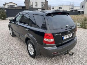 Black Kia Sorento 2006 in Vilnius, with an engine capacity of 2.50 L and mileage of 176 thousand km for 2350 €, photo 8 on AUTOMOTO.COM.LV