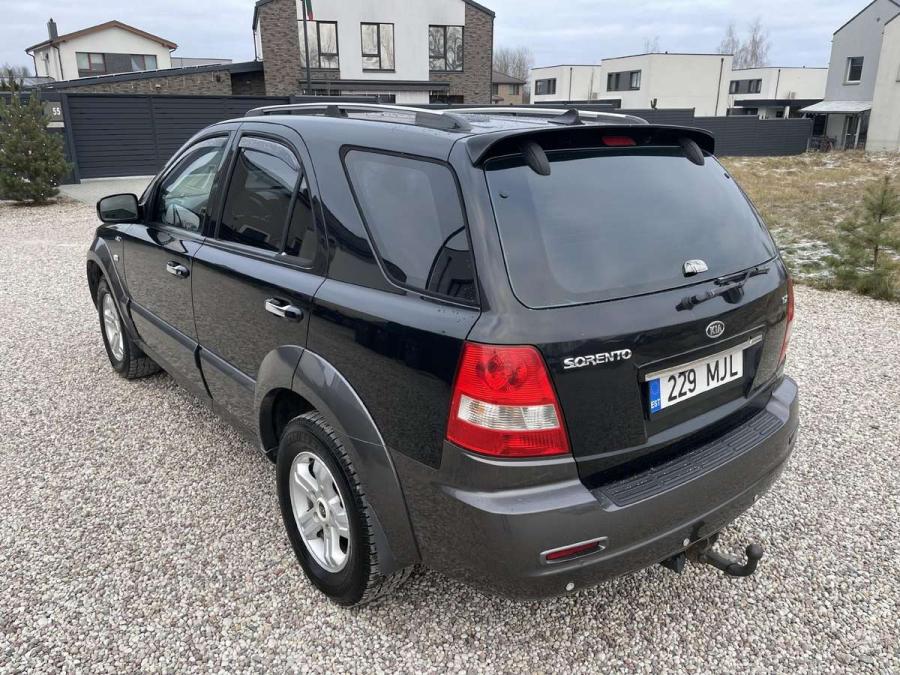 Black Kia Sorento 2006 in Vilnius, with an engine capacity of 2.50 L and mileage of 176 thousand km for 2350 €, photo 8 on AUTOMOTO.COM.LV