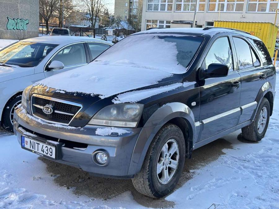 Black Kia Sorento 2006 in Ukmerge, with an engine capacity of 2.40 L and mileage of 221 thousand km for 1250 €, photo 1 on AUTOMOTO.COM.LV