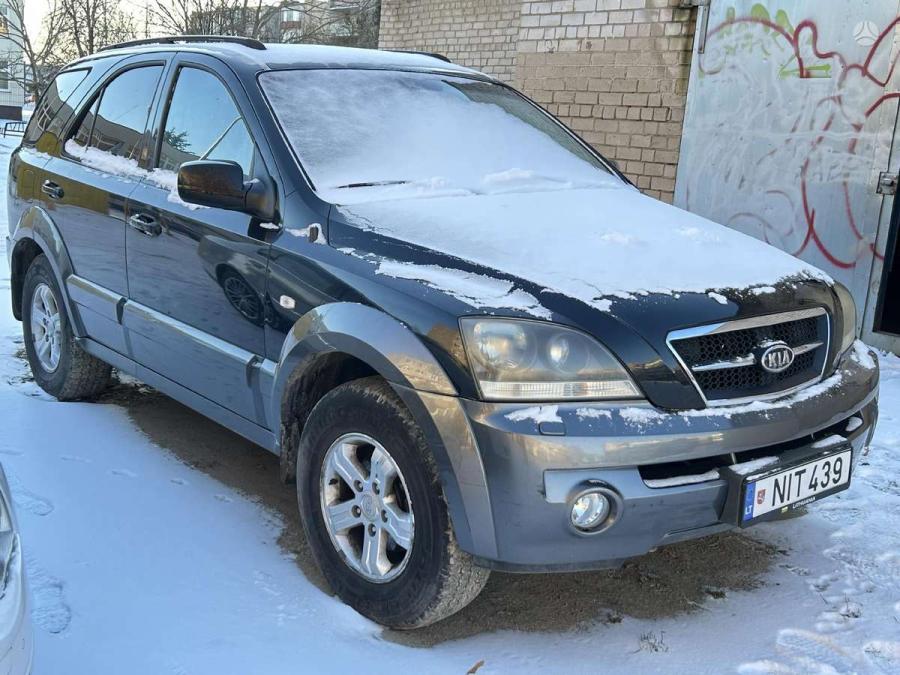 Black Kia Sorento 2006 in Ukmerge, with an engine capacity of 2.40 L and mileage of 221 thousand km for 1250 €, photo 2 on AUTOMOTO.COM.LV