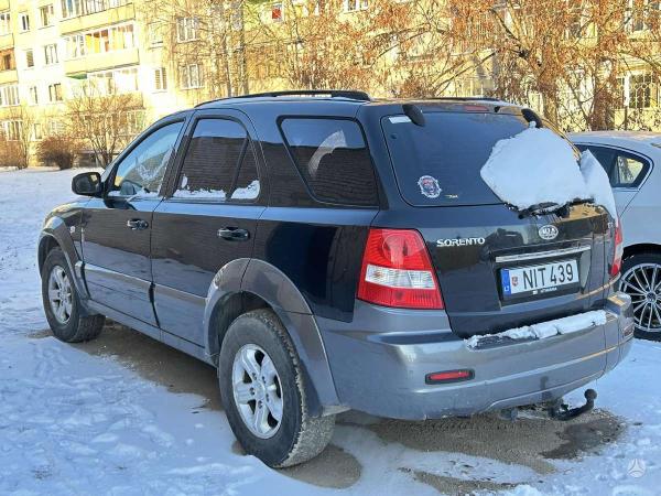 Black Kia Sorento 2006 in Ukmerge, with an engine capacity of 2.40 L and mileage of 221 thousand km for 1250 €, photo 3 on AUTOMOTO.COM.LV