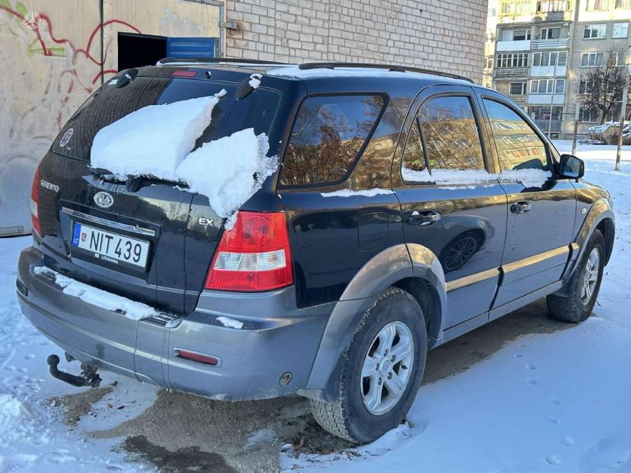 Black Kia Sorento 2006 in Ukmerge, with an engine capacity of 2.40 L and mileage of 221 thousand km for 1250 €, photo 4 on AUTOMOTO.COM.LV