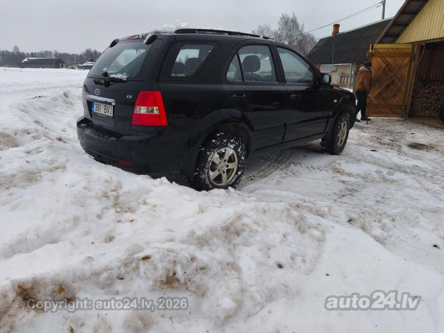 Black Kia Sorento 2006 in Polva, with an engine capacity of 2.50 L and mileage of 220 thousand km for 1490 €, photo 5 on AUTOMOTO.COM.LV