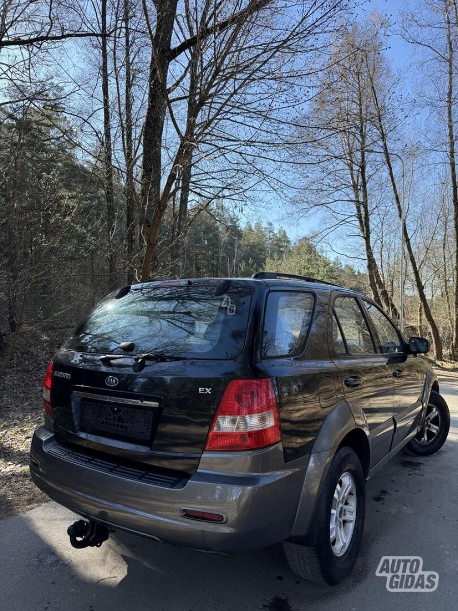 Black Kia Sorento 2006 in Prienai, with an engine capacity of 2.50 L and mileage of 243 thousand km for 2500 €, photo 8 on AUTOMOTO.COM.LV