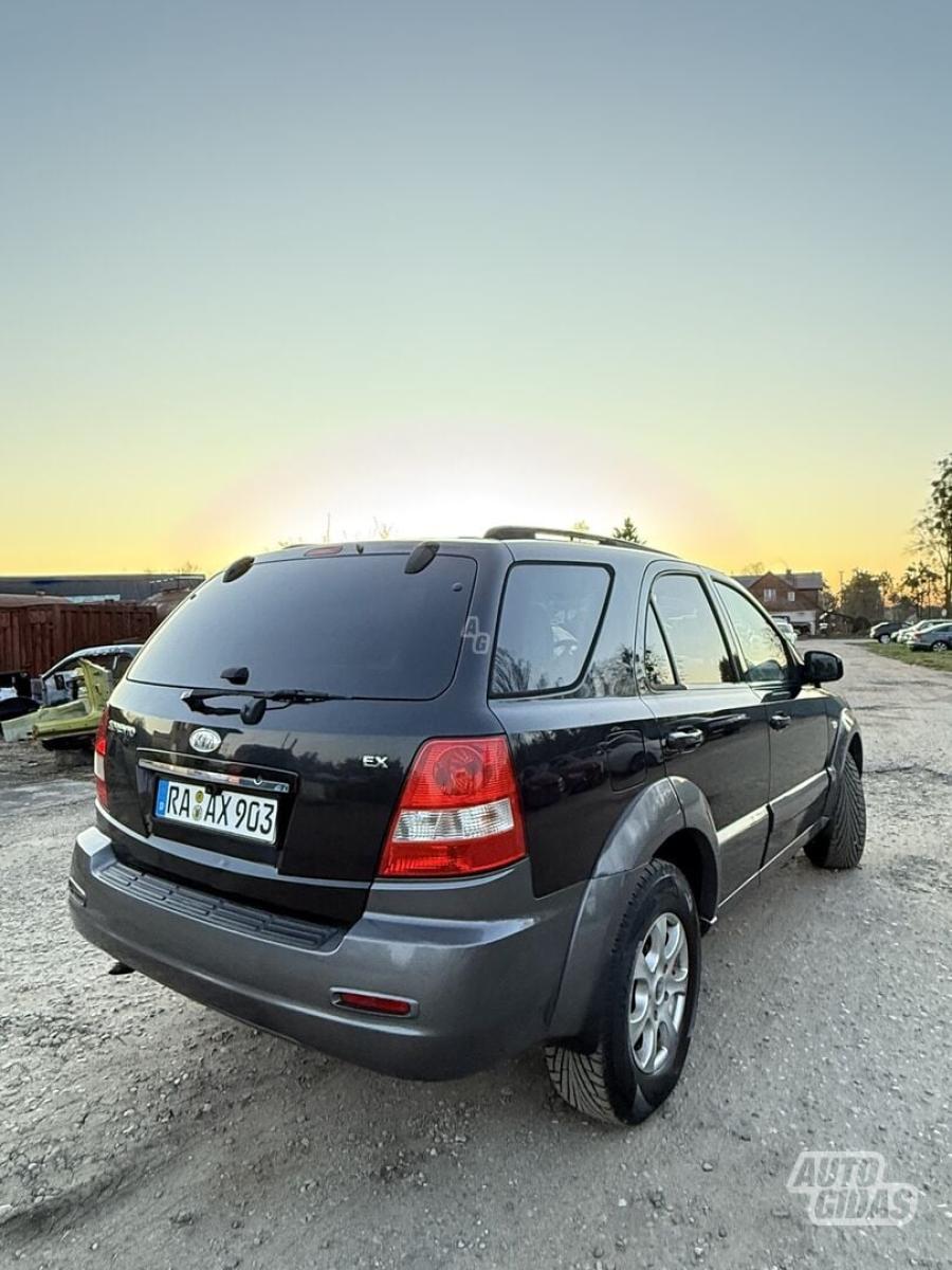 Black Kia Sorento 2006 in Prienai, with an engine capacity of 2.50 L and mileage of 294 thousand km for 2650 €, photo 7 on AUTOMOTO.COM.LV