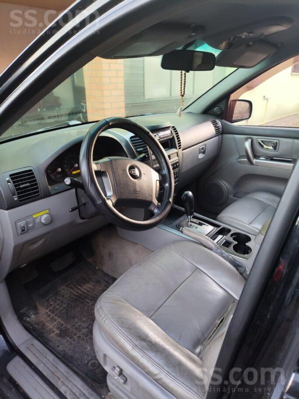 Black Kia Sorento 2006 in Daugavpils, with an engine capacity of 2.50 L and mileage of 355 thousand km for 2300 €, photo 5 on AUTOMOTO.COM.LV