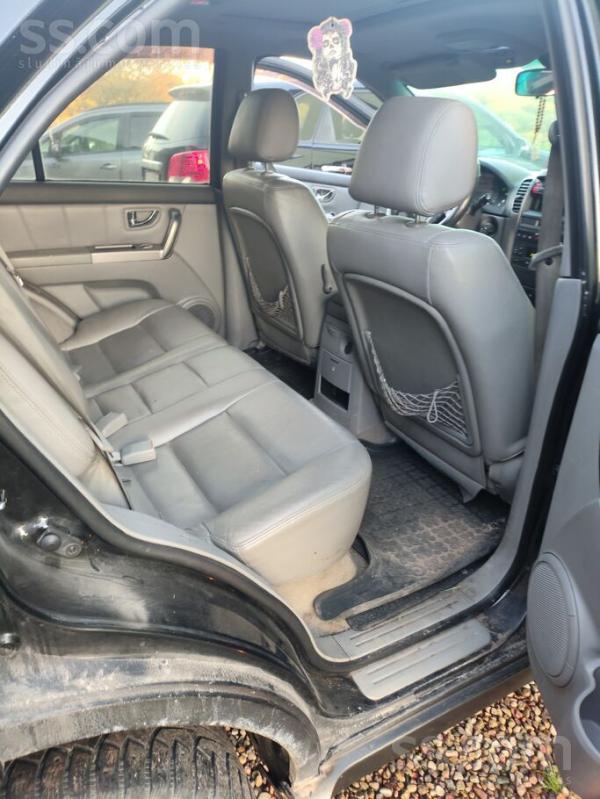 Black Kia Sorento 2006 in Daugavpils, with an engine capacity of 2.50 L and mileage of 355 thousand km for 2300 €, photo 8 on AUTOMOTO.COM.LV