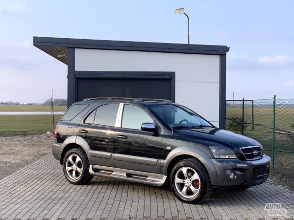 Black Kia Sorento 2006 in Kaunas, with an engine capacity of 2.50 L and mileage of 254 thousand km for 3199 €, photo 2 on AUTOMOTO.COM.LV