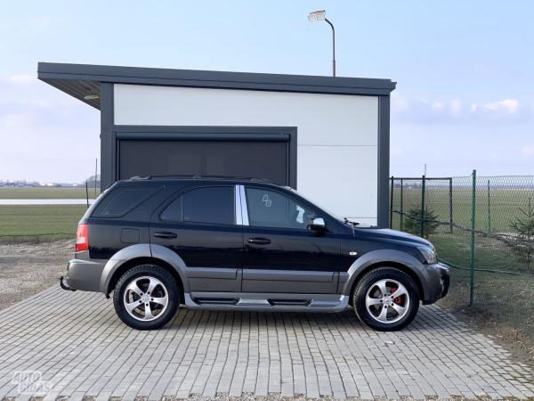 Black Kia Sorento 2006 in Kaunas, with an engine capacity of 2.50 L and mileage of 254 thousand km for 3199 €, photo 8 on AUTOMOTO.COM.LV