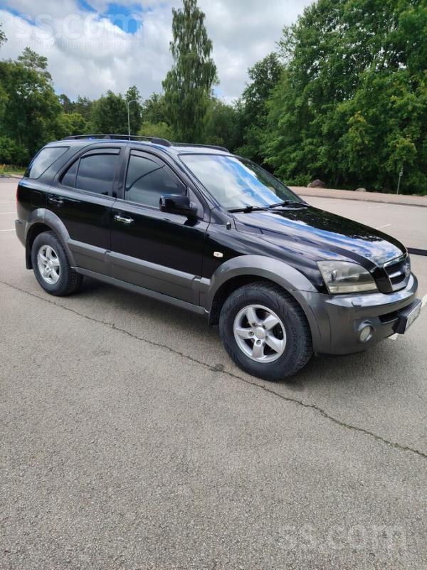 Black Kia Sorento 2006 in Dobele, with an engine capacity of 2.50 L and mileage of 293 thousand km for 1650 €, photo 1 on AUTOMOTO.COM.LV