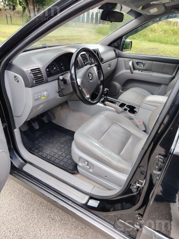 Black Kia Sorento 2006 in Dobele, with an engine capacity of 2.50 L and mileage of 293 thousand km for 1650 €, photo 5 on AUTOMOTO.COM.LV