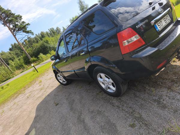 Black Kia Sorento 2006 in Parnu, with an engine capacity of 2.50 L and mileage of 261 thousand km for 3500 €, photo 6 on AUTOMOTO.COM.LV