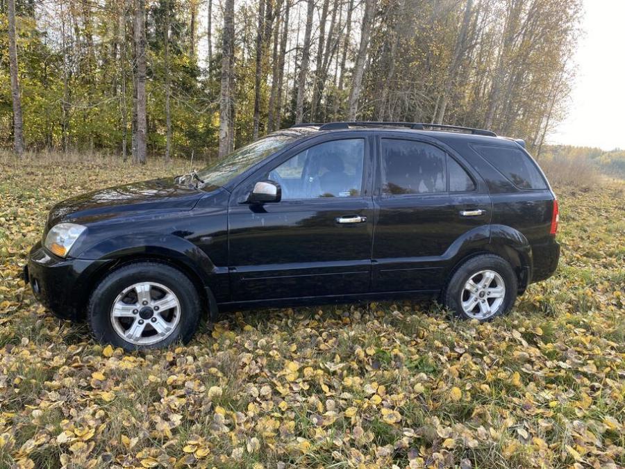 Black Kia Sorento 2007 in Liepaja, with an engine capacity of 2.50 L and mileage of 235 thousand km for 2700 €, photo 1 on AUTOMOTO.COM.LV