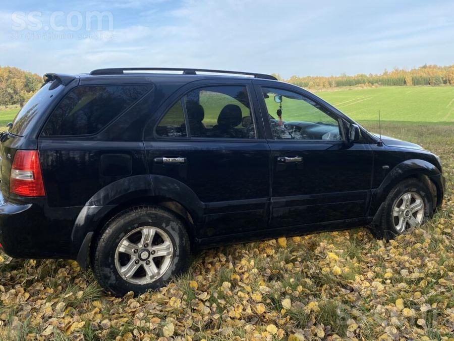 Black Kia Sorento 2007 in Liepaja, with an engine capacity of 2.50 L and mileage of 235 thousand km for 2700 €, photo 2 on AUTOMOTO.COM.LV