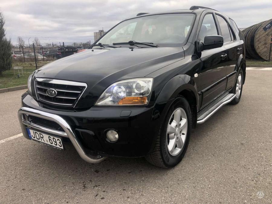 Black Kia Sorento 2007 in Kaunas, with an engine capacity of 2.50 L and mileage of 247 thousand km for 3500 €, photo 1 on AUTOMOTO.COM.LV