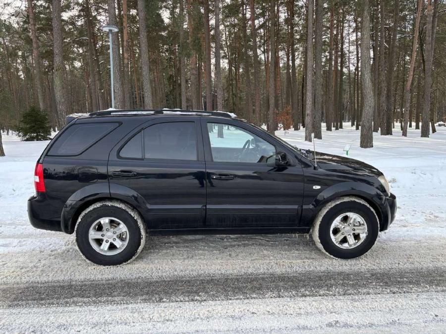 Black Kia Sorento 2007 in Marijampole, with an engine capacity of 2.50 L and mileage of 205 thousand km for 2200 €, photo 3 on AUTOMOTO.COM.LV