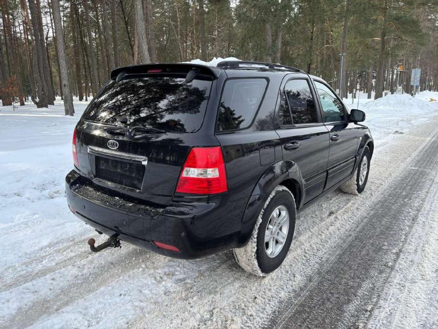 Black Kia Sorento 2007 in Marijampole, with an engine capacity of 2.50 L and mileage of 205 thousand km for 2200 €, photo 5 on AUTOMOTO.COM.LV