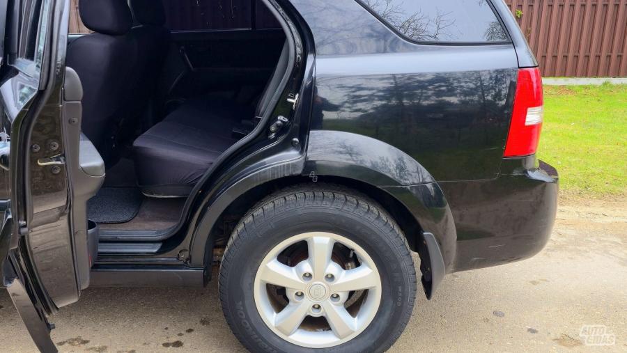 Black Kia Sorento 2007 in Marijampole, with an engine capacity of 2.50 L and mileage of 288 thousand km for 2799 €, photo 15 on AUTOMOTO.COM.LV