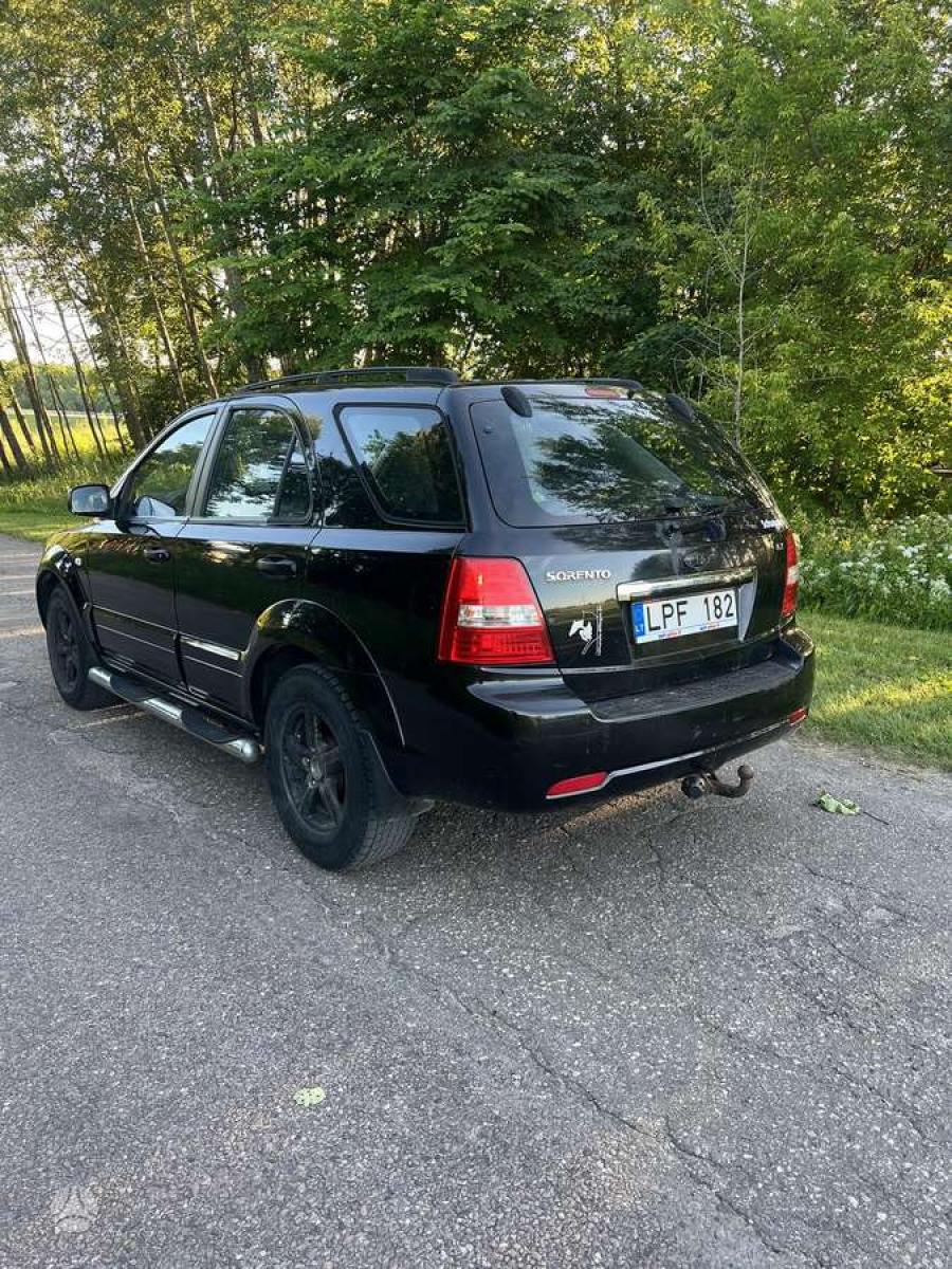 Black Kia Sorento 2007 in Utena, with an engine capacity of 2.50 L and mileage of 216 thousand km for 2550 €, photo 5 on AUTOMOTO.COM.LV
