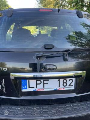 Black Kia Sorento 2007 in Utena, with an engine capacity of 2.50 L and mileage of 216 thousand km for 2550 €, photo 6 on AUTOMOTO.COM.LV