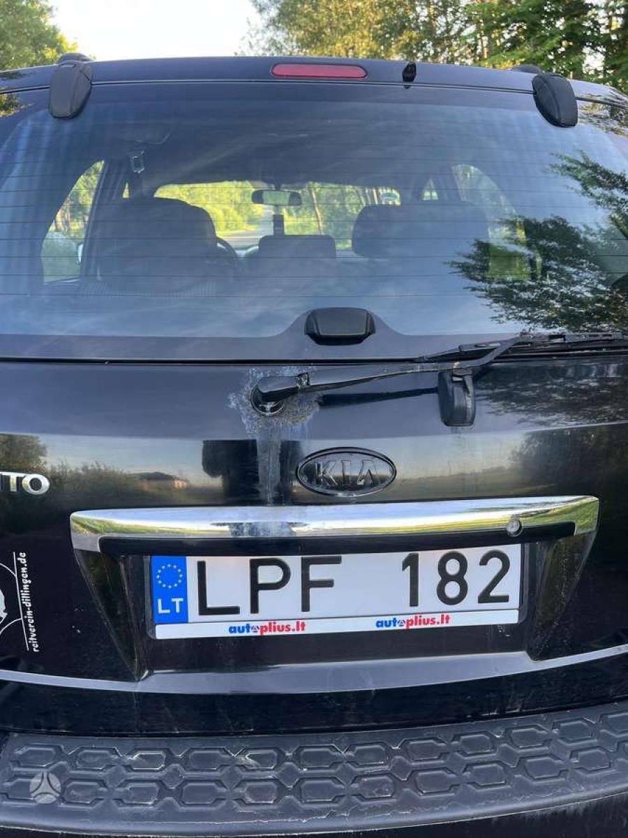 Black Kia Sorento 2007 in Utena, with an engine capacity of 2.50 L and mileage of 216 thousand km for 2550 €, photo 6 on AUTOMOTO.COM.LV